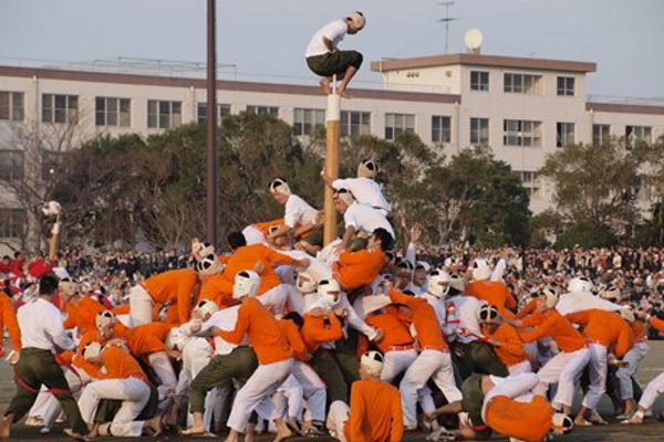 Bo-Taoshi, el deporte japonés bellamente peligroso de 300 participantes ...